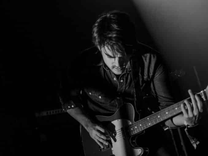 How To Smash A Guitar - Destroy Your Instrument On Stage